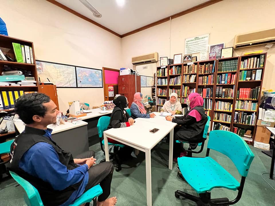 Singgah Ziarah Serahan Sumbangan Infak Kepada Pn. Siti Aishah dan Pn ...